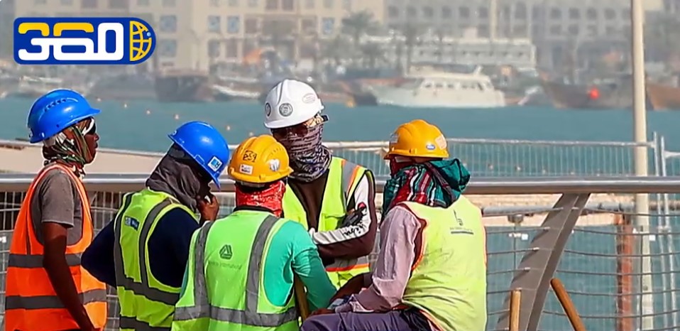 بعد تعهد الفيفا بحمايتهم .. هل يحصل العمال الوافدين على حقوقهم من الحكومة القطرية؟ - masr360